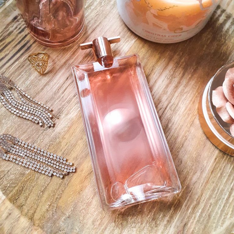 L'Eau de Parfum Idôle Aura Lancôme et ses notes de rose et de sel